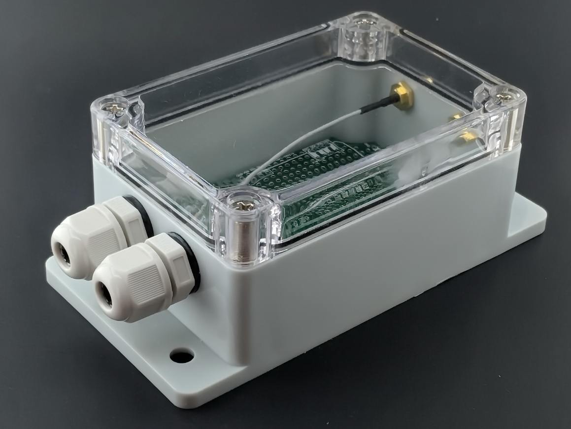 qBox DIY IOT Enclosure Kit (Two SMAs) – IOT-BOTS.COM